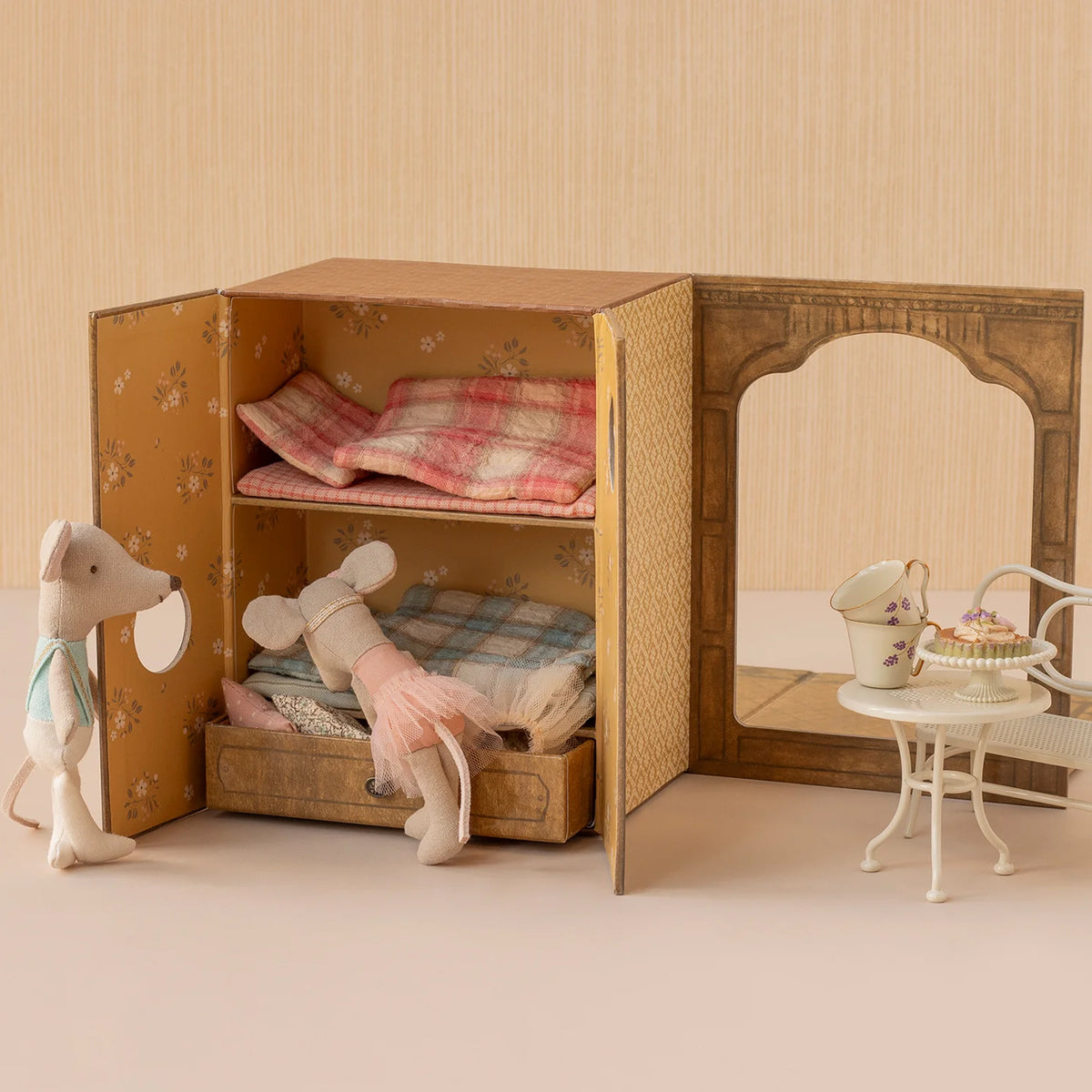 Ballet Mice in Dance Studio – Peaches